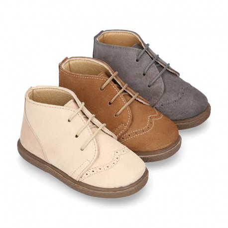 Botita niños con cordones y picados en piel serraje. VP040 | OkaaSpain