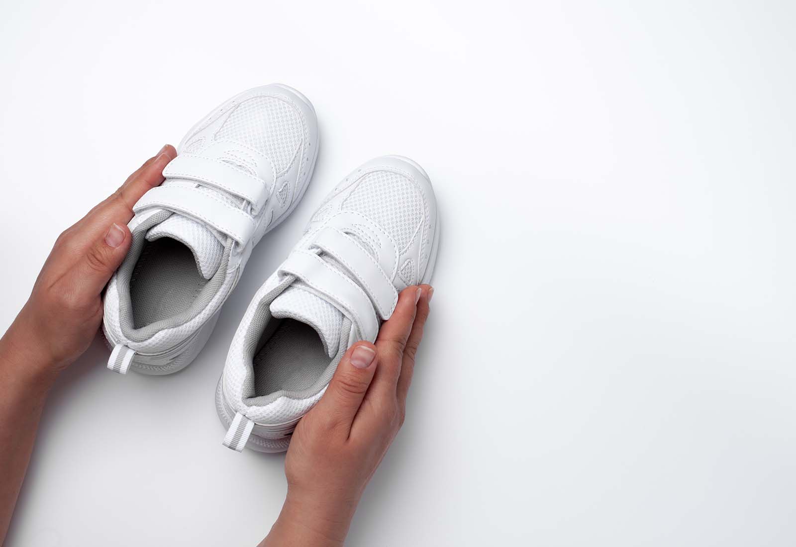 Cómo limpiar el velcro de los zapatos - OKAASPAIN